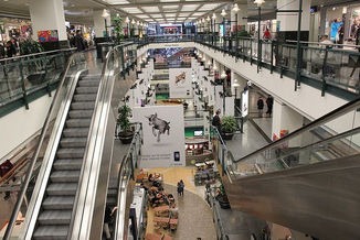 Visitor's Guide to Eaton Centre Montreal, Hours, Address